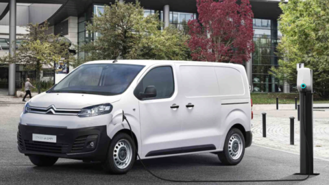 Opel Vivaro, Citröen Jumpy og Fiat Scudo - 3 varebiler med én ting til ...